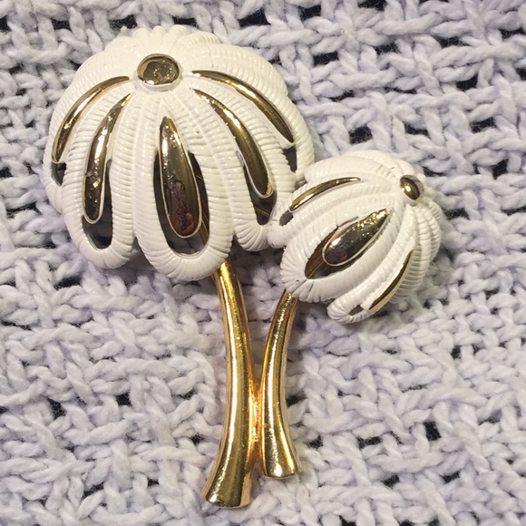 Monet | Jewelry | Vintage Monet Enamel Flower Brooch | Poshmark